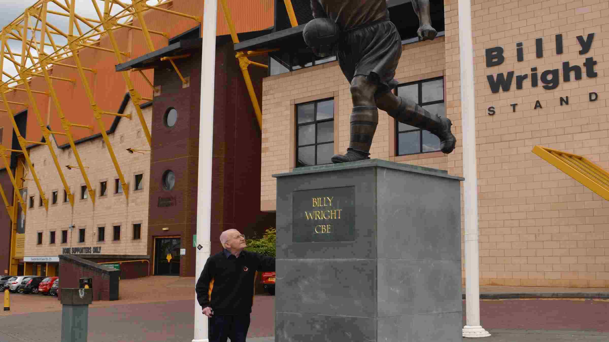 Billy Wright Statue Repaired | Club | News | Wolverhampton Wanderers FC