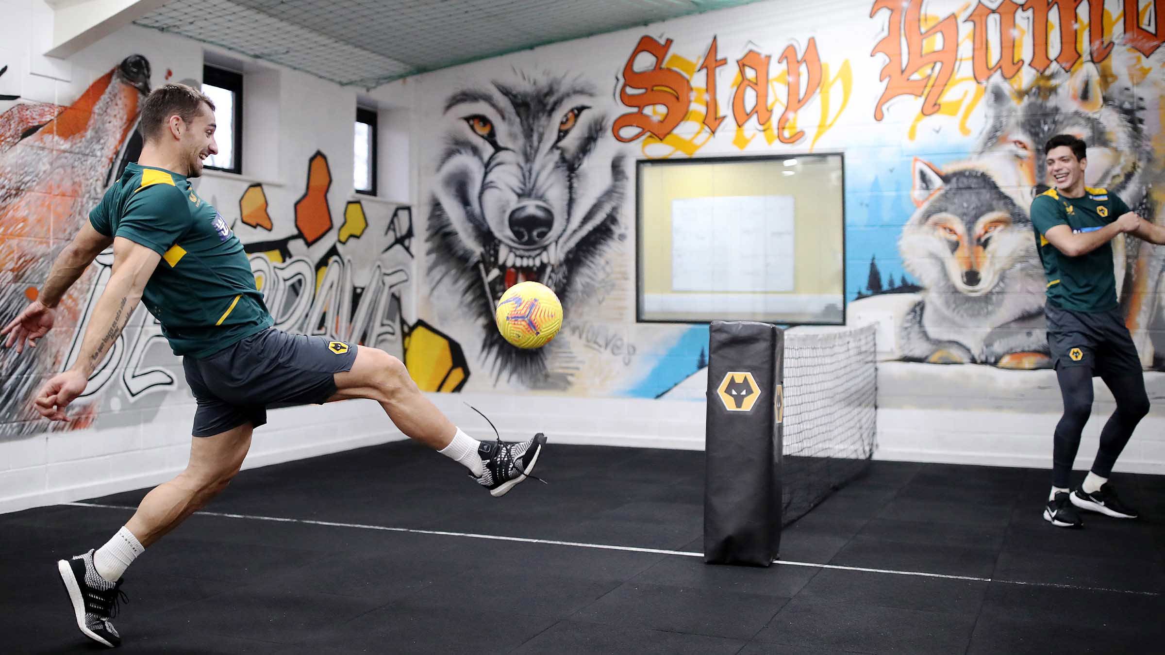 Training | Jonny working behind the scenes | Men's First-Team | News ...