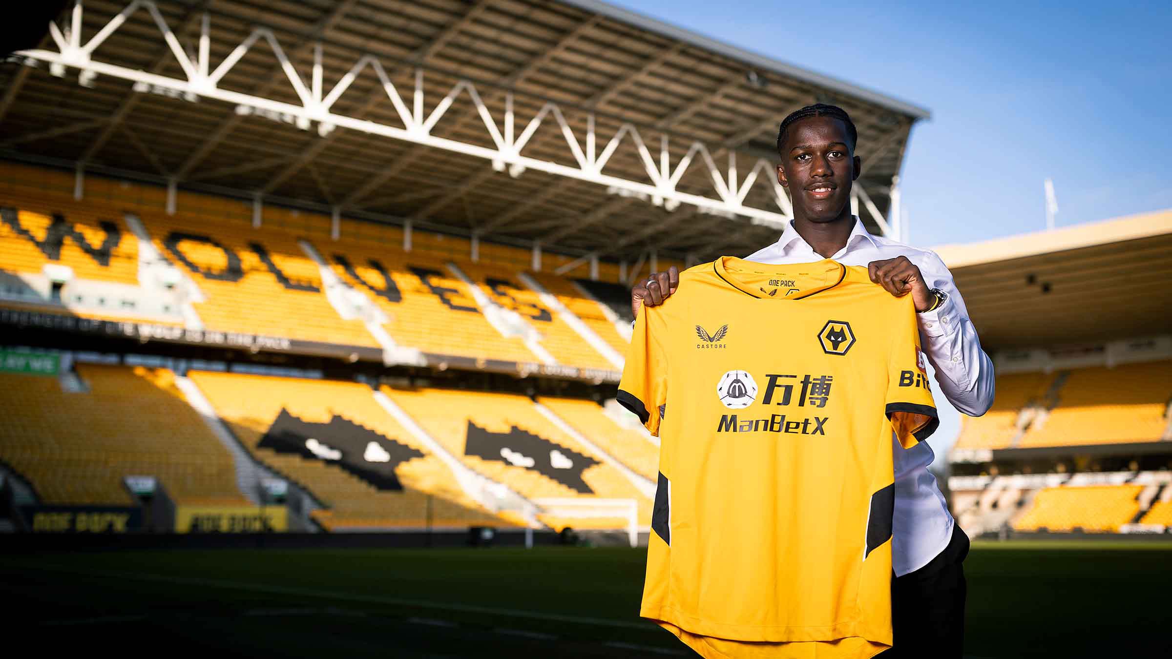 Gallery | Chiquinho checks in at Molineux | Men's First-Team | News ...