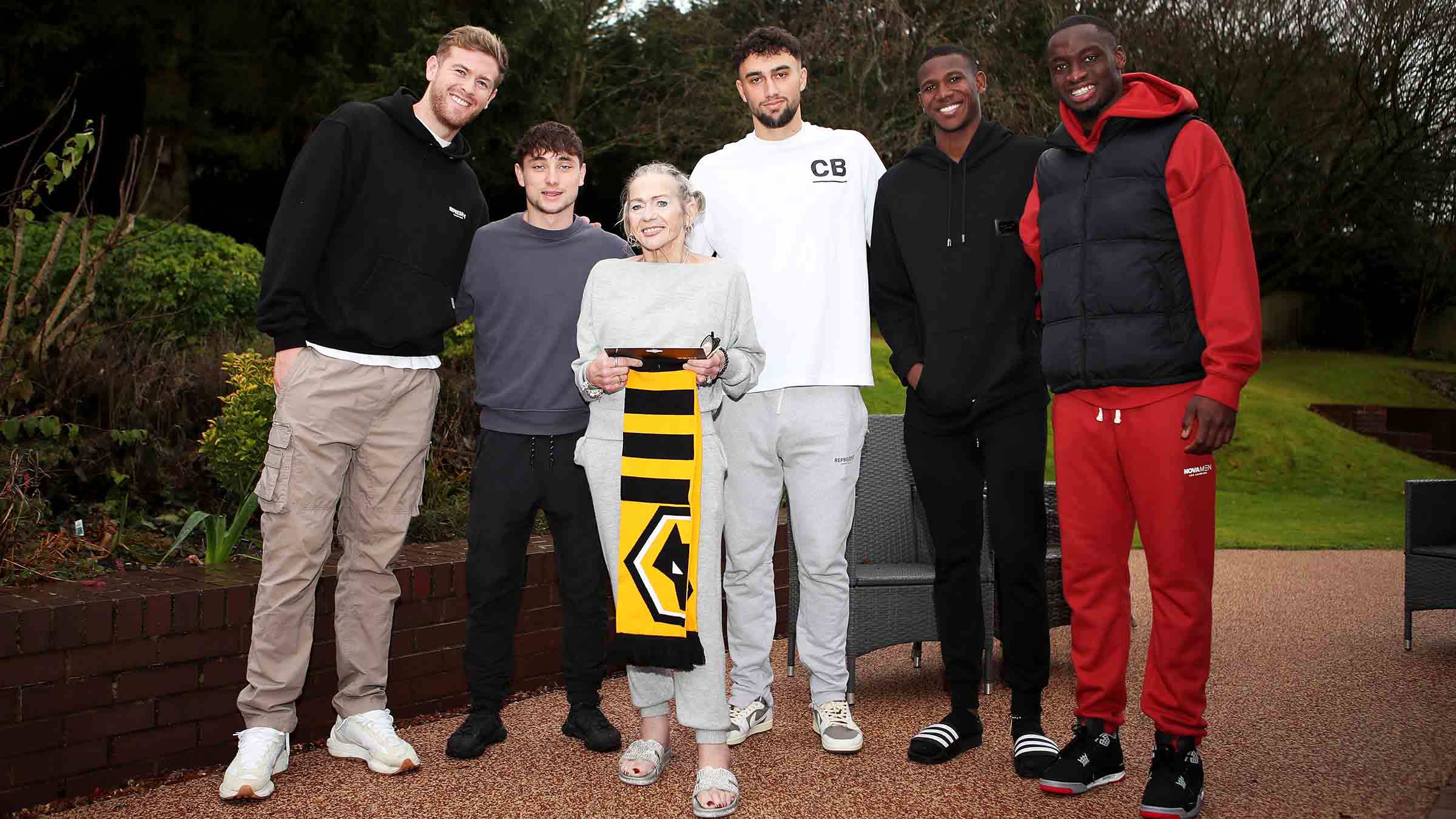 Wolves players head to Compton Care | Club | News | Wolverhampton ...
